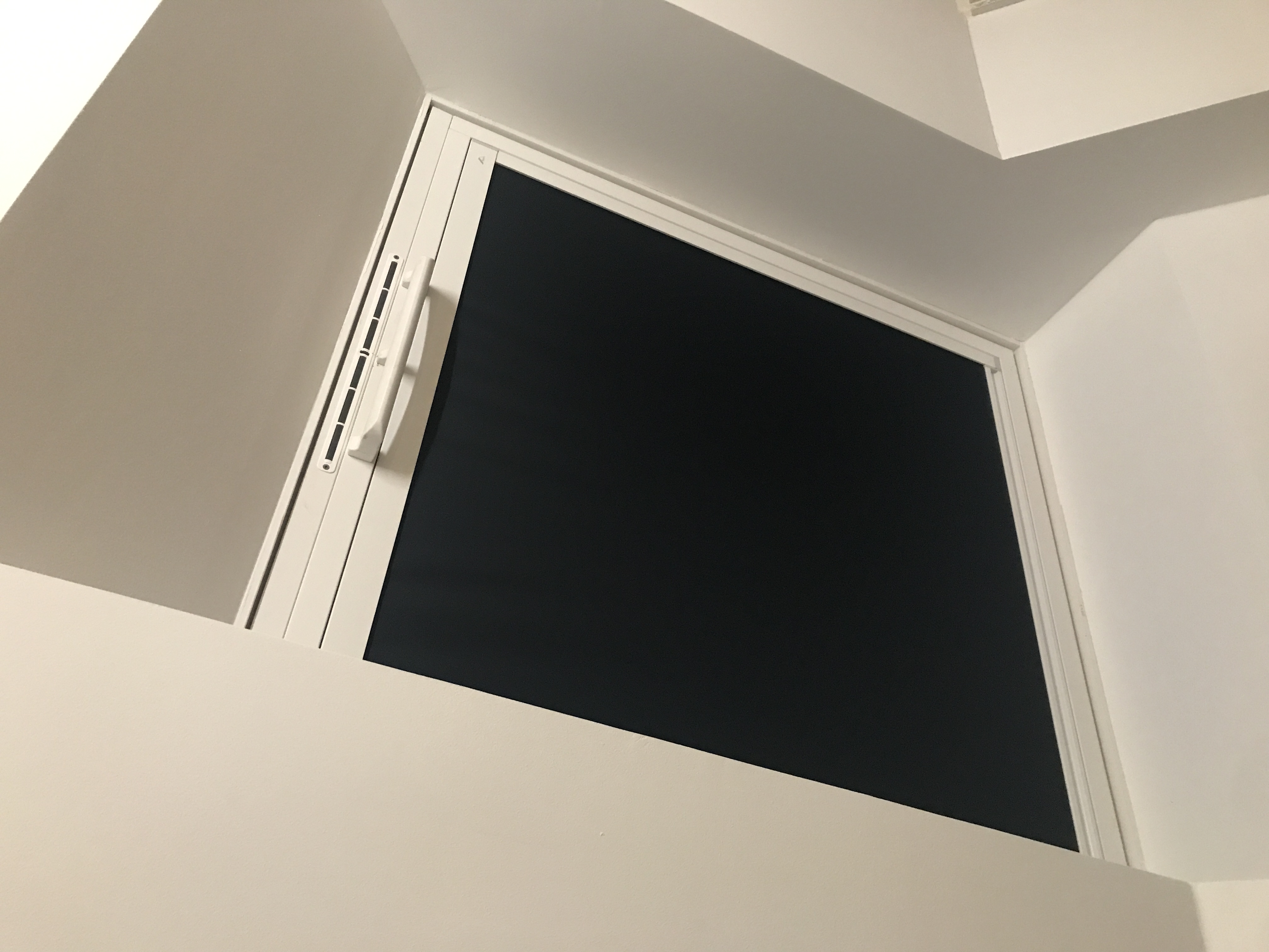 Store intérieur occultant manuel pour fenêtre de toit ROTO Q